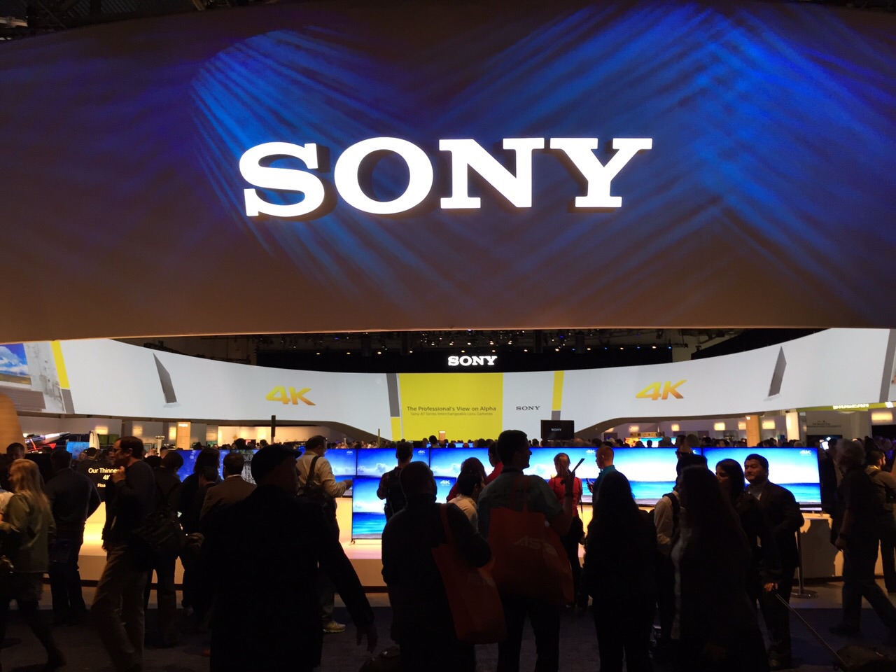 Desde el stand de Sony - Ruiz Healy Times