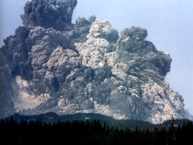 De 1980 – Hizo erupción el Monte Santa Helena en EE. UU. | Ruiz Healy Times